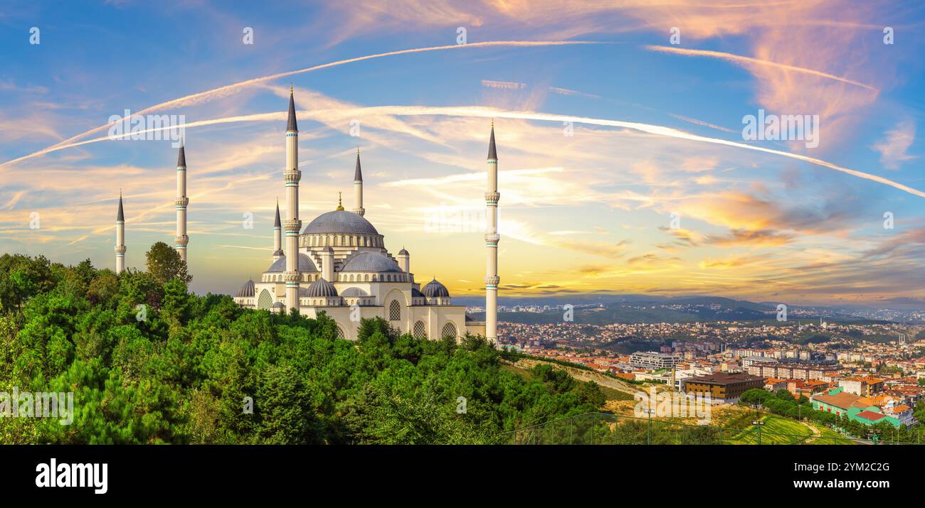 Istanbul Big Camlica Mosque, beautiful skyline panorama, Turkey Stock ...