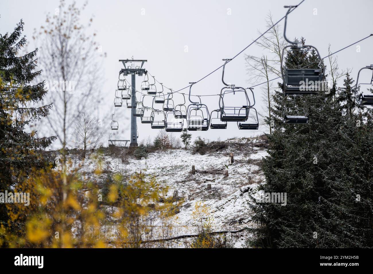 PRODUCTION - 20 November 2024, Thuringia, Steinach: The lift in the ski ...