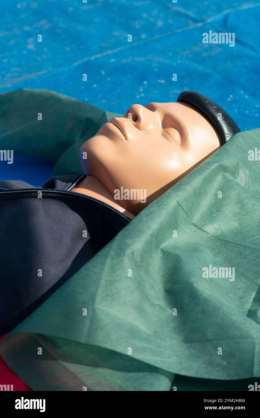 Paramedic Demonstrates Dummy Patient Stock Photo - Alamy