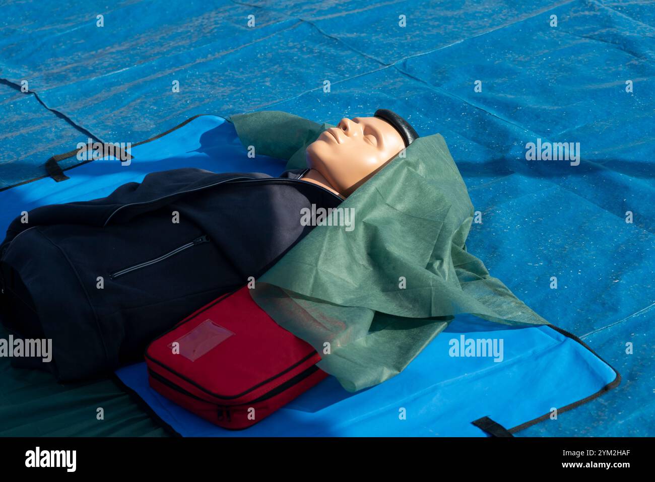 Paramedic Demonstrates Dummy Patient Stock Photo - Alamy