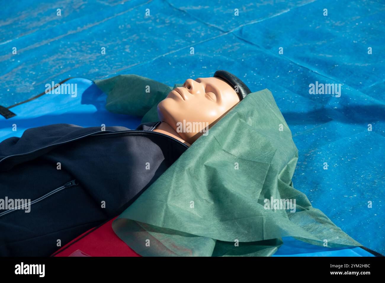Paramedic Demonstrates Dummy Patient Stock Photo - Alamy