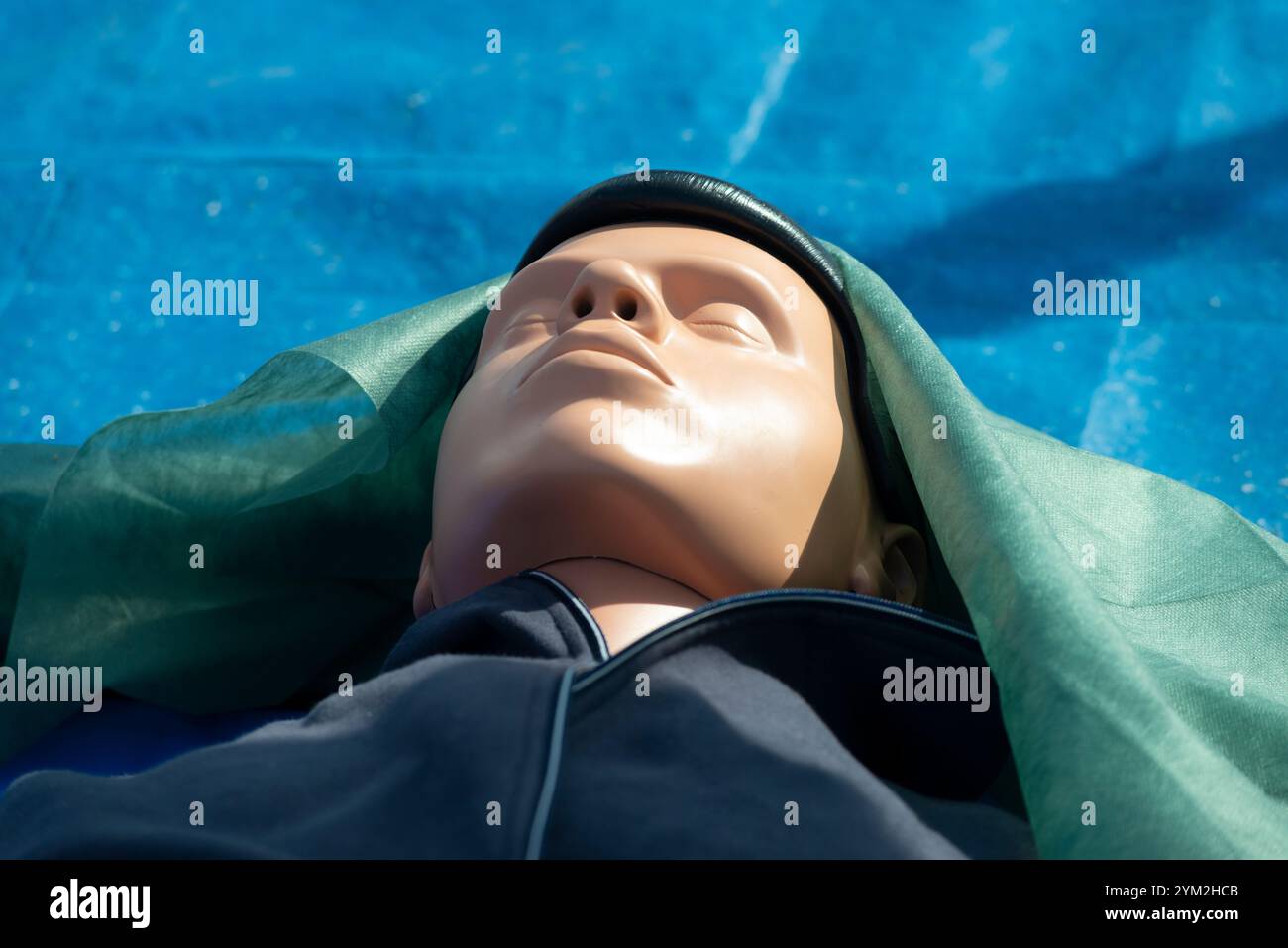 Paramedic Demonstrates Dummy Patient Stock Photo - Alamy