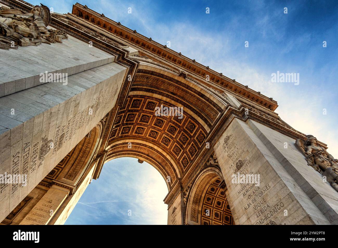 Ein beeindruckender Blick von unten auf den Arc de Triomphe in Paris ...