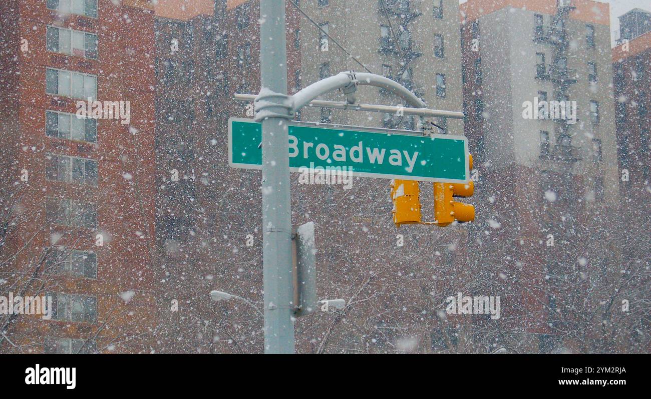 Nyc snow sidewalks hi-res stock photography and images - Alamy