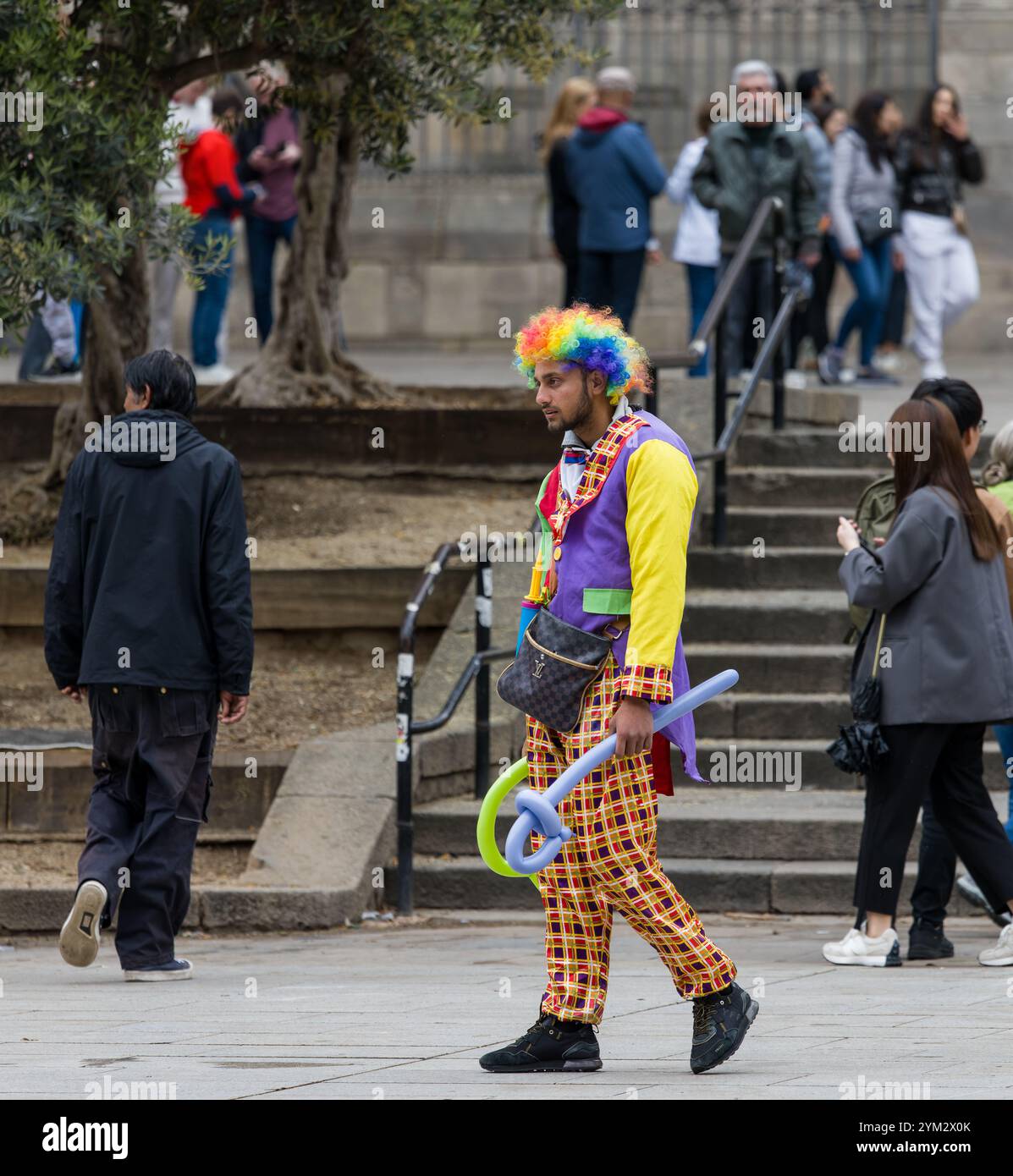 Clown in Cathedral Square, Barcelona Stock Photo - Alamy
