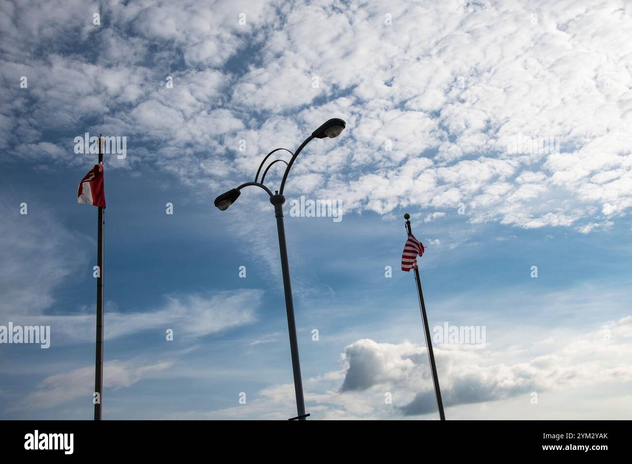Canada/US border on the Rainbow Bridge from Niagara Falls, New York ...