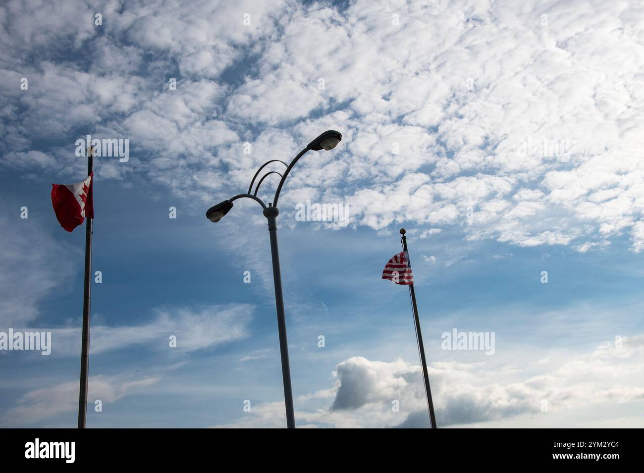Canada/US border on the Rainbow Bridge from Niagara Falls, New York ...