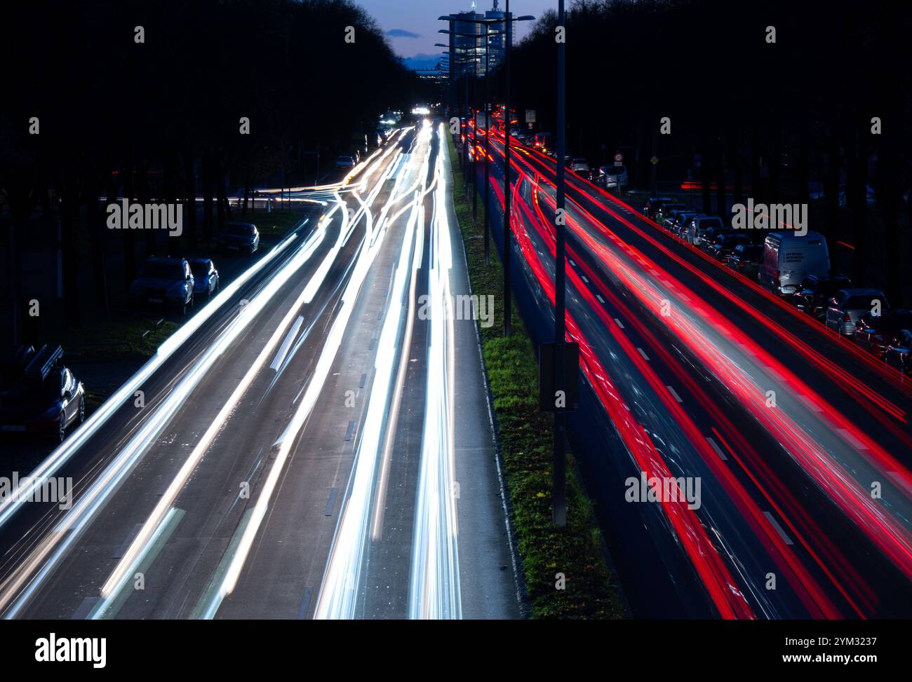 20 November 2024, Bavaria, Munich: Numerous cars drive along Landshuter ...