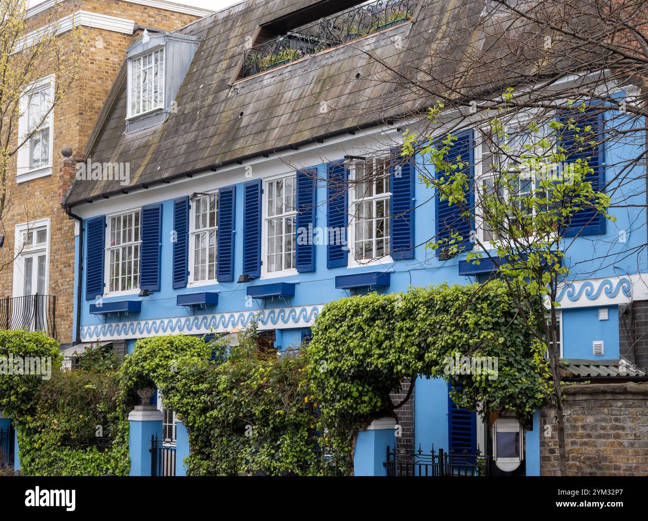 Touristic route on Notting Hill, walking on streets with colourful ...