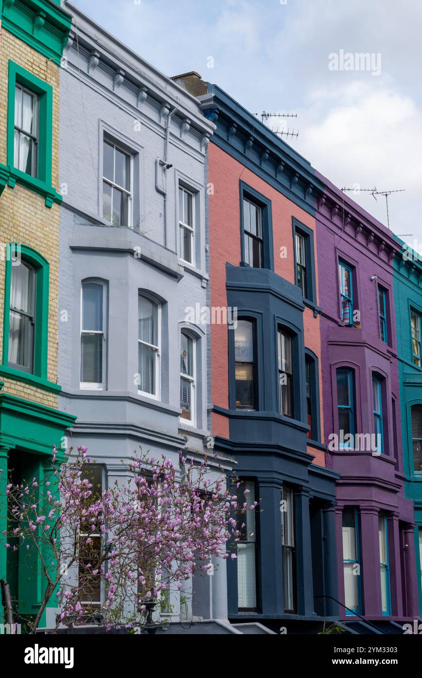 Touristic route on Notting Hill, walking on streets with colourful ...
