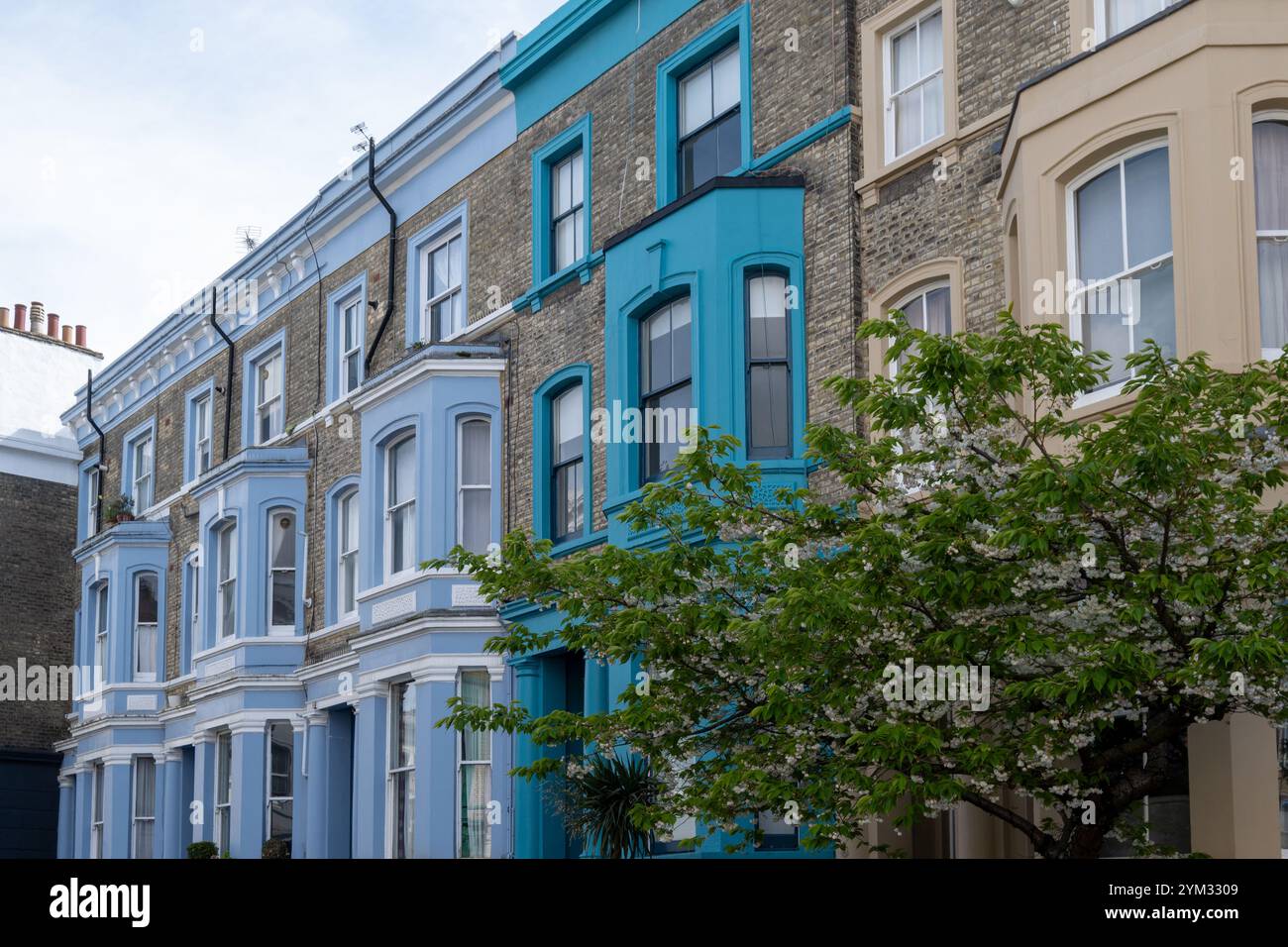 Touristic route on Notting Hill, walking on streets with colourful ...