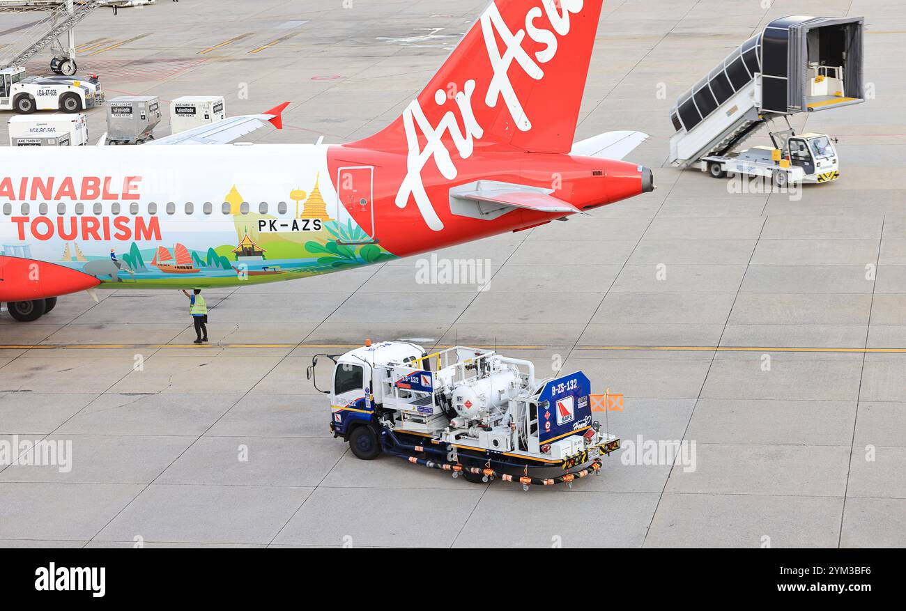 Ground Service fuel truck Refueling an aircraft at aircraft bay Stock ...