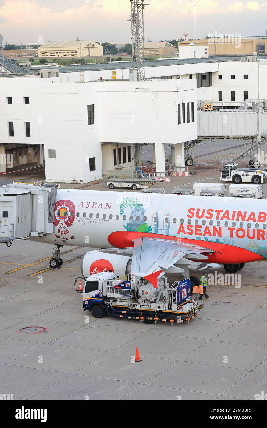 Ground Service fuel truck Refueling an aircraft at aircraft bay Stock ...