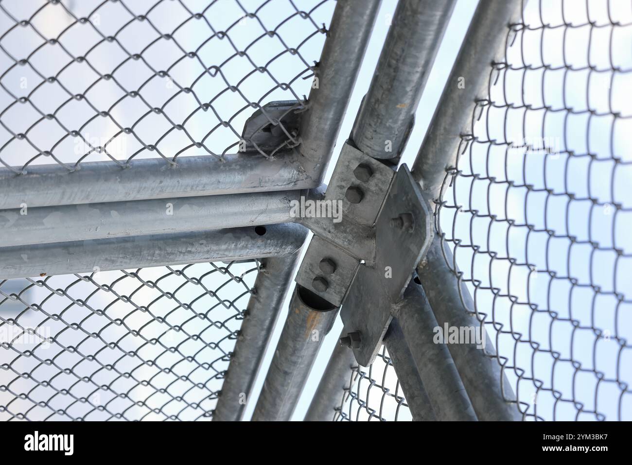 Hole in chain link fence hi-res stock photography and images - Alamy