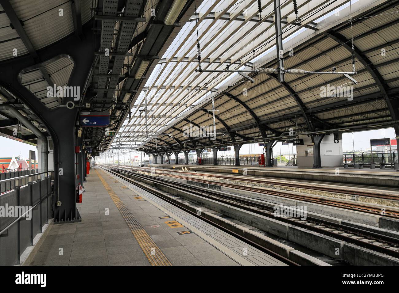 Empty train platform architecture hi-res stock photography and images ...
