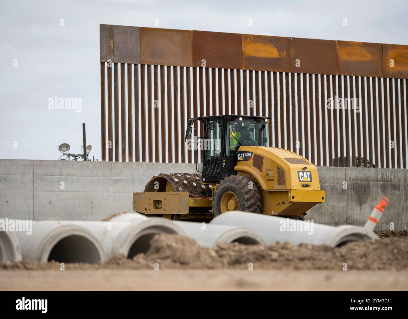 Border construction hi-res stock photography and images - Alamy