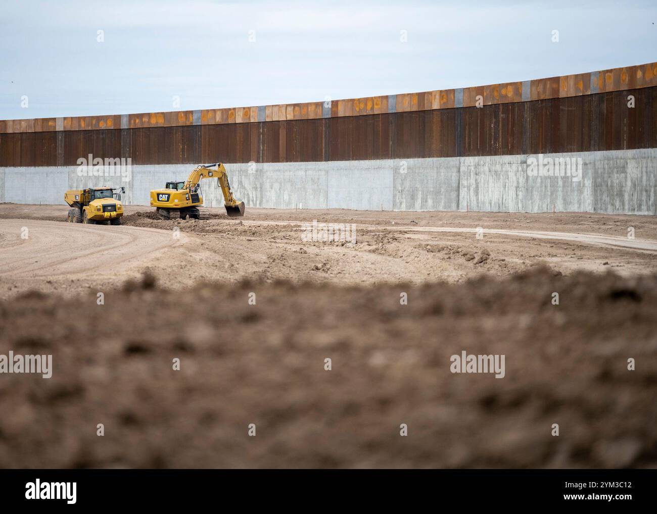 Construction of the border wall between the United States and Mexico ...