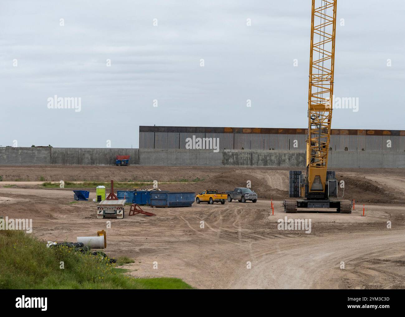Construction of the border wall between the United States and Mexico ...