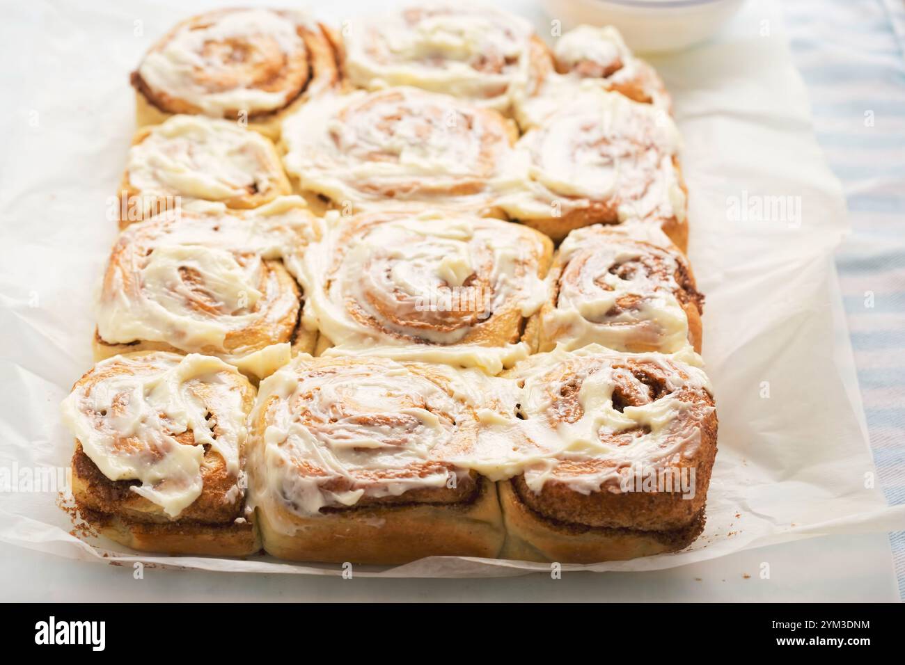 Cinnamon rolls with vanilla icing hi-res stock photography and images ...