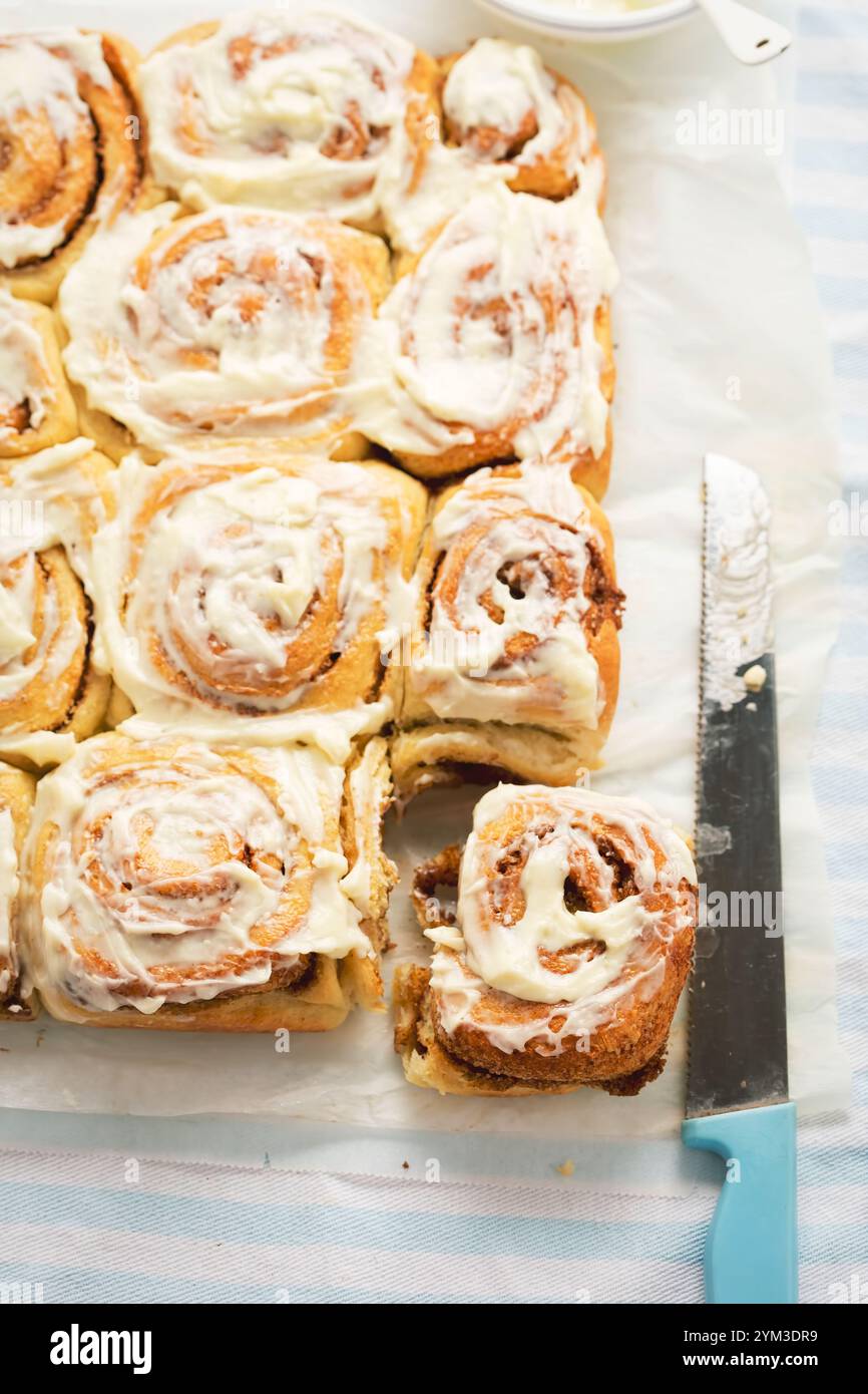Cinnamon rolls with vanilla icing hi-res stock photography and images ...