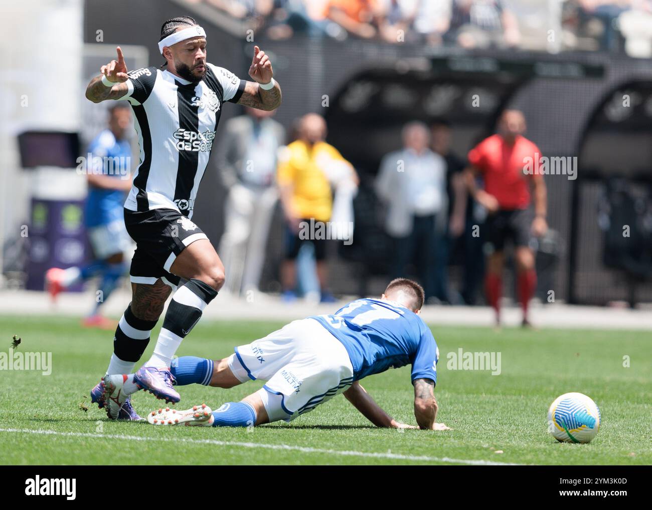 Memphis depay corinthians november 2024 hi-res stock photography and ...