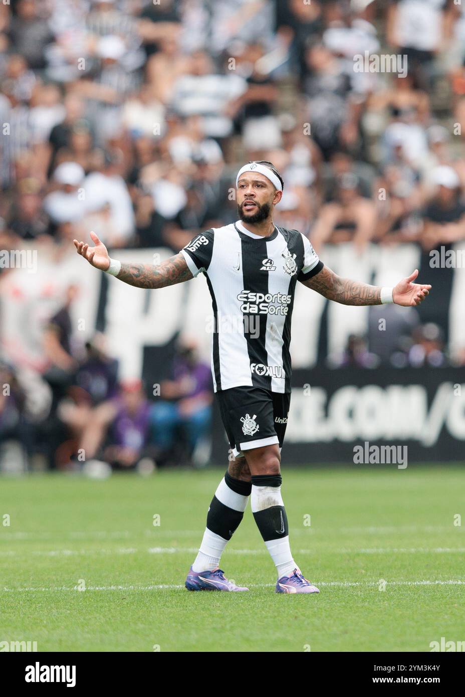Memphis depay corinthians november 2024 hi-res stock photography and ...