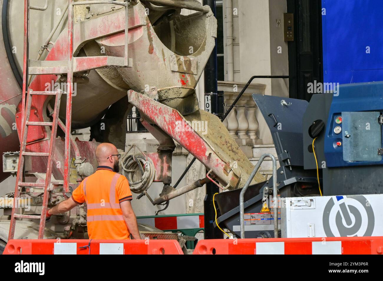 Mixer operator hi-res stock photography and images - Alamy