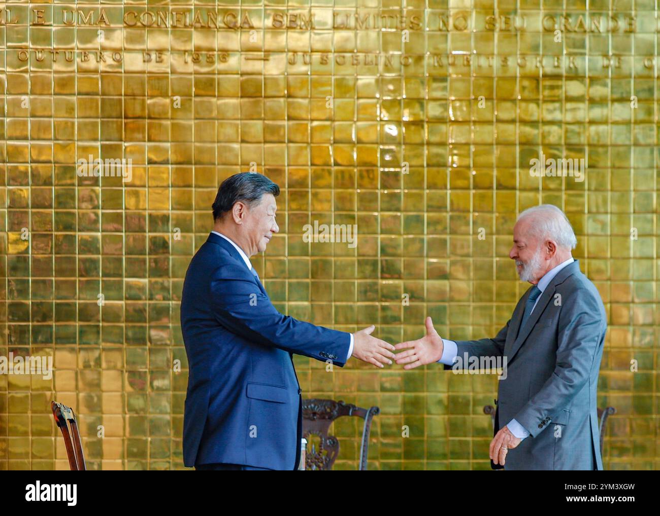 Handshake chinese leaders arrival hi-res stock photography and images ...