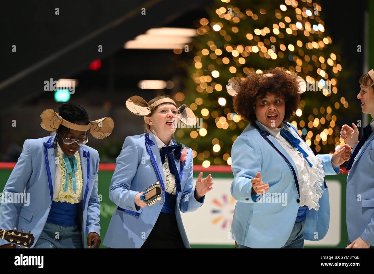 THE CAST OF POLKA THEATRE’S FESTIVE SHOW THE NUTCRACKER IN COSTUME ON ...