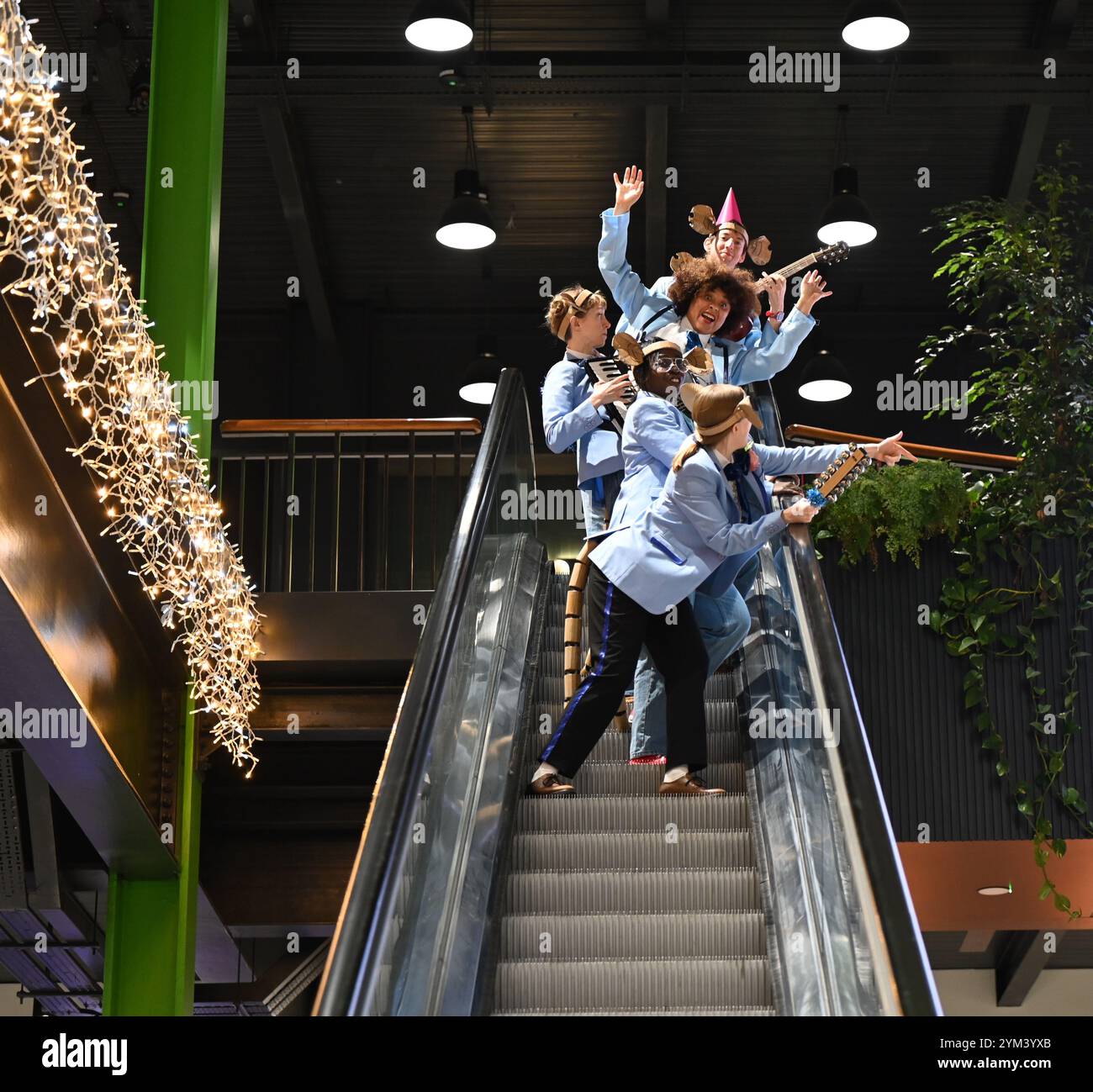 THE CAST OF POLKA THEATRE’S FESTIVE SHOW THE NUTCRACKER IN COSTUME ON ...