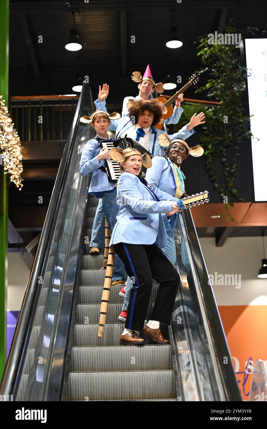 THE CAST OF POLKA THEATRE’S FESTIVE SHOW THE NUTCRACKER IN COSTUME ON ...