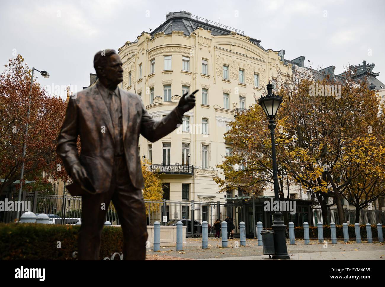 Budapest, Hungary. 19th Nov, 2024. A statue shows former US President ...
