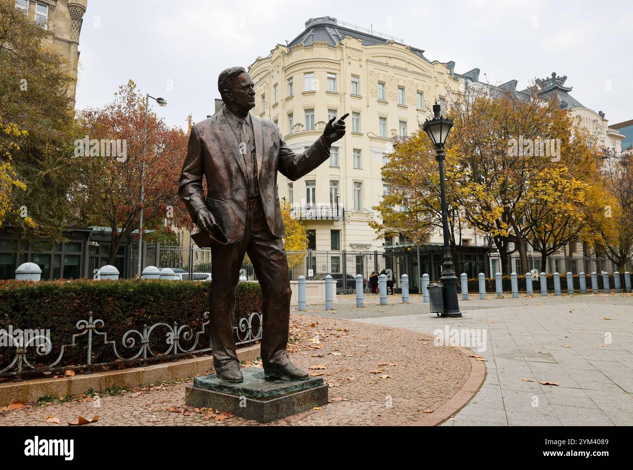 Budapest, Hungary. 19th Nov, 2024. A statue shows former US President ...