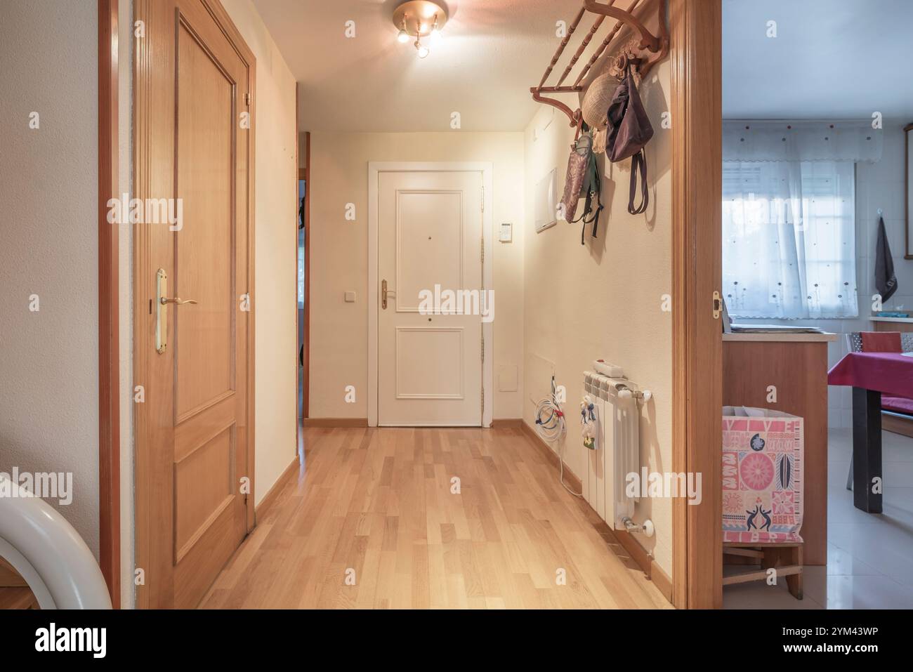 Coat rack entrance hall Essential for hanging coats, jackets and other ...