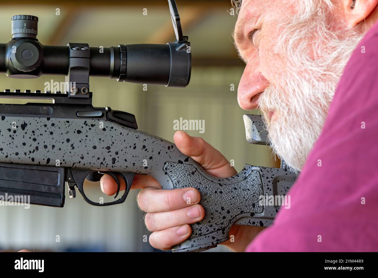 Man shooting target gun hi-res stock photography and images - Alamy