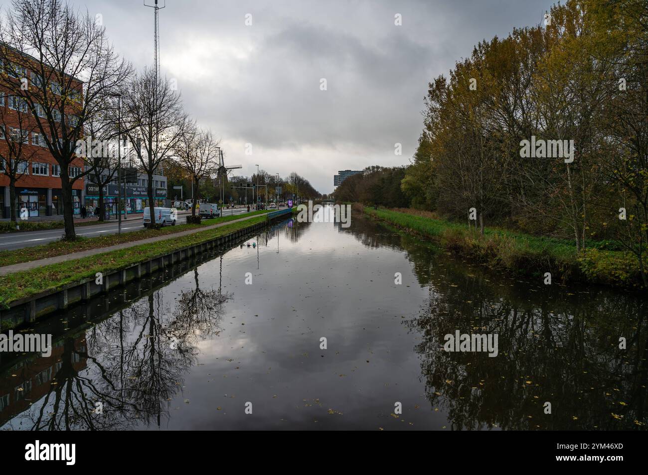 Natural autumn reflections in the canal of the Tuinpark Nut en Genoegen ...
