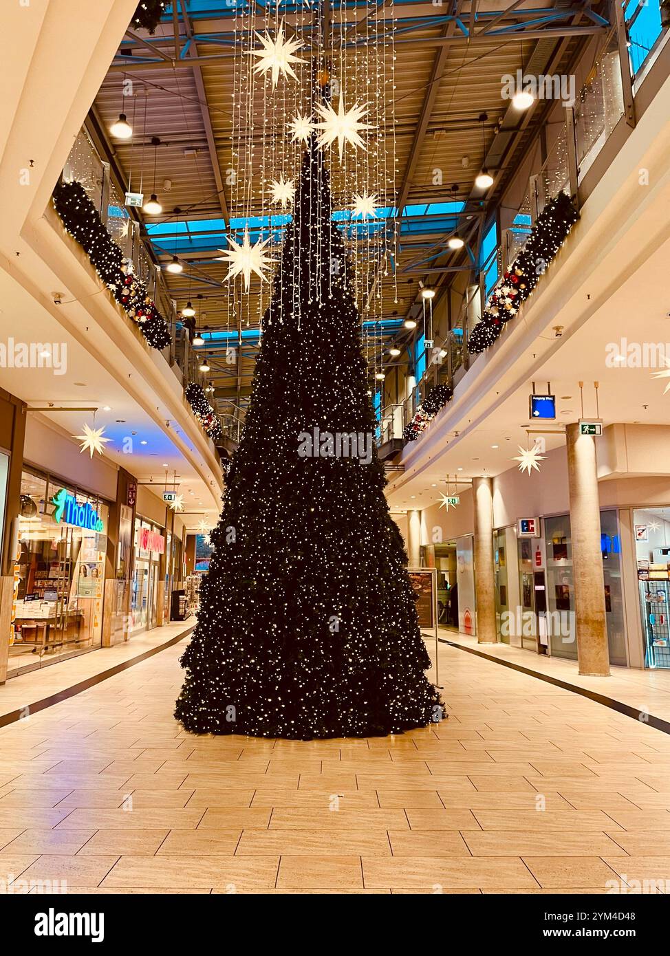 Huge christmas tree inside shopping hi-res stock photography and images ...