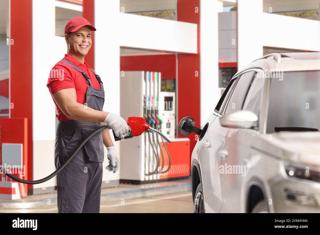 Worker filling a SUV with fuel at a gas station Stock Photo - Alamy