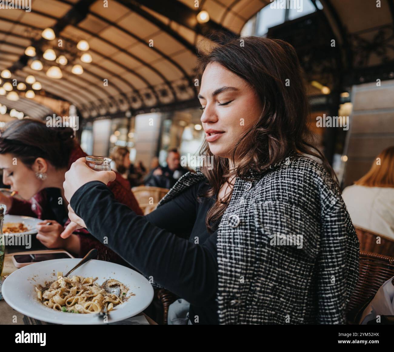 Casual lunch meeting outdoors in a trendy urban restaurant Stock Photo ...