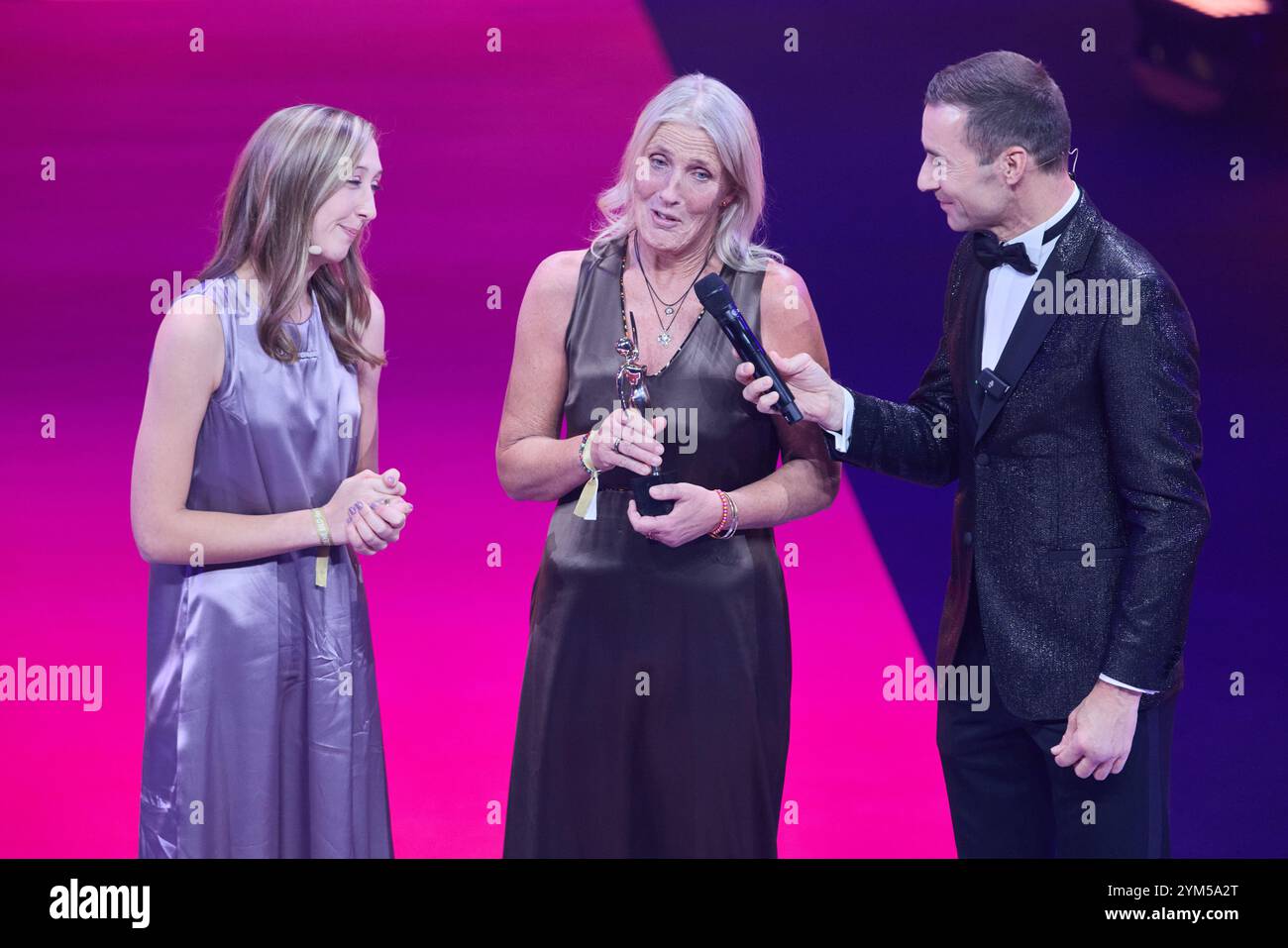 Hamburg, Germany. 20th Nov, 2024. The award winner Heike Rath (M) from ...