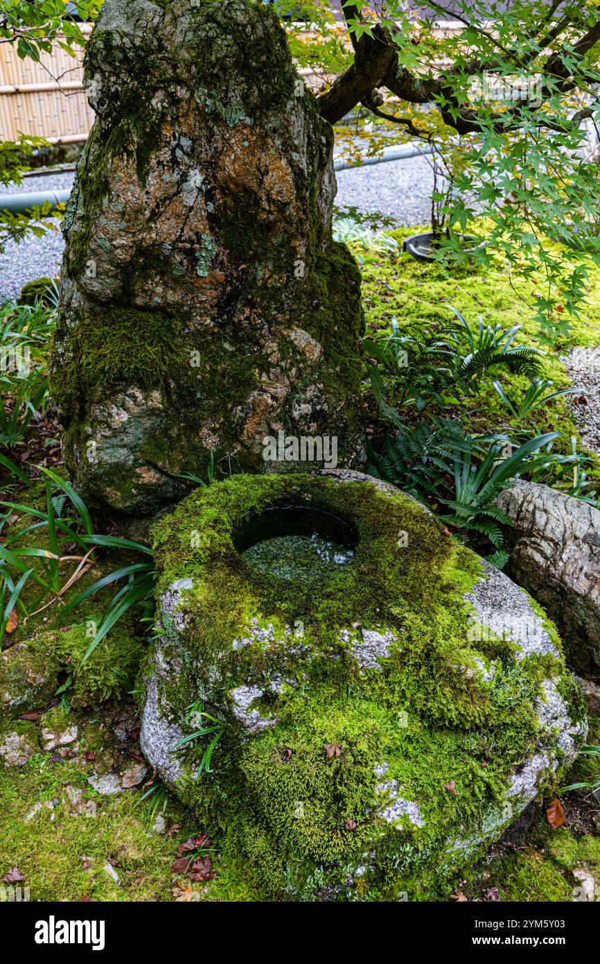Konkai-Komyoji Water Basin - Water is considered purifying in Japan ...