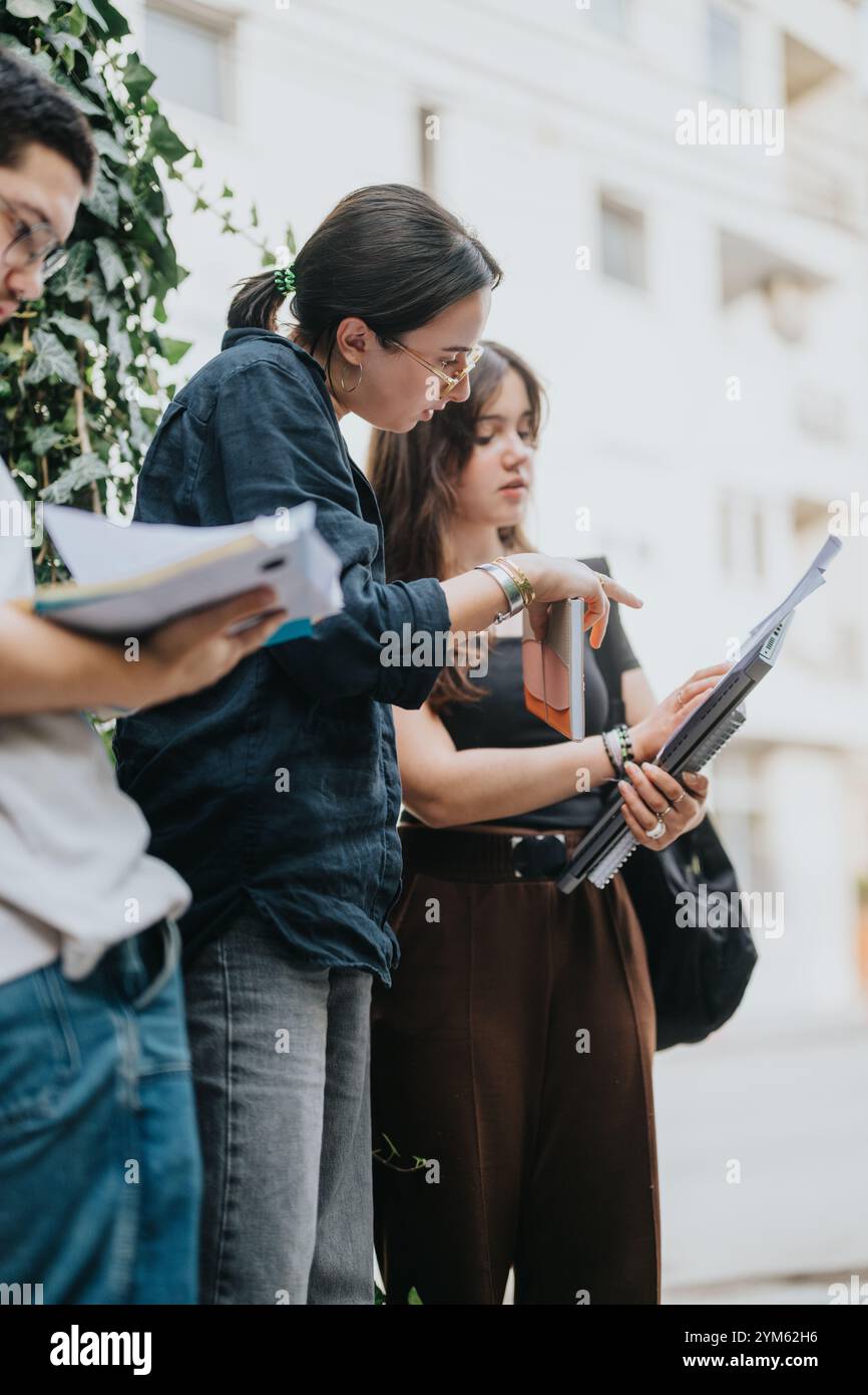 Team building activity high school hi-res stock photography and images ...