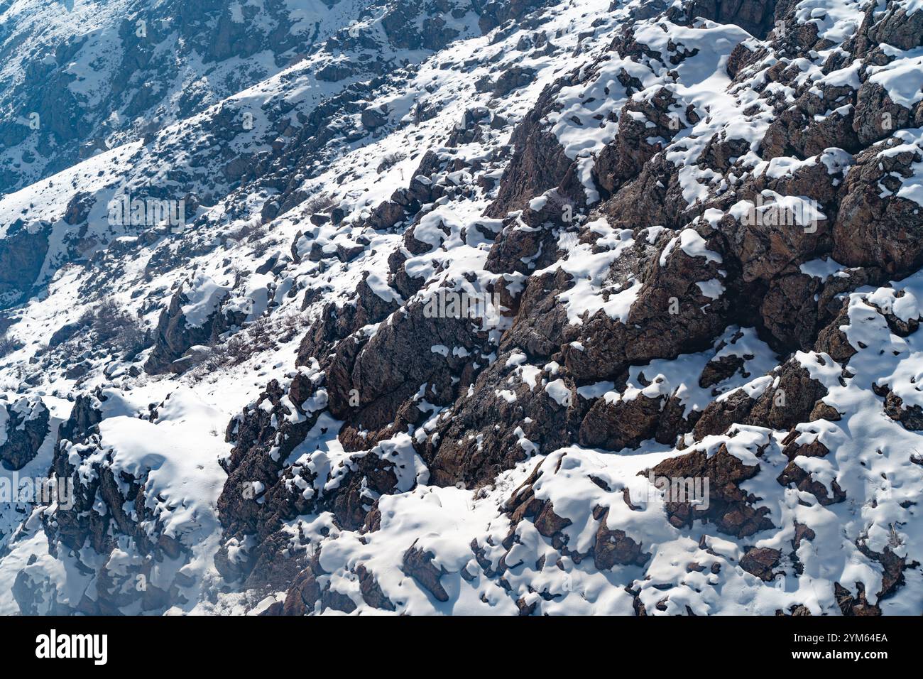 Snow covered rocky cliffs hi-res stock photography and images - Alamy