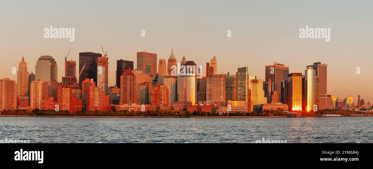 Panoramic sunset downtown manhattan hi-res stock photography and images ...