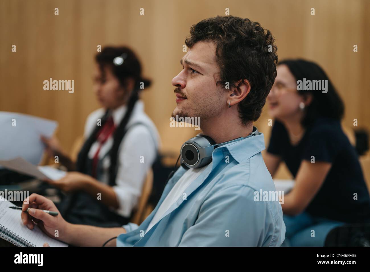 University group discussion hi-res stock photography and images - Alamy