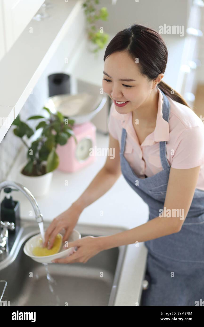 Woman washing dishes Stock Photo - Alamy