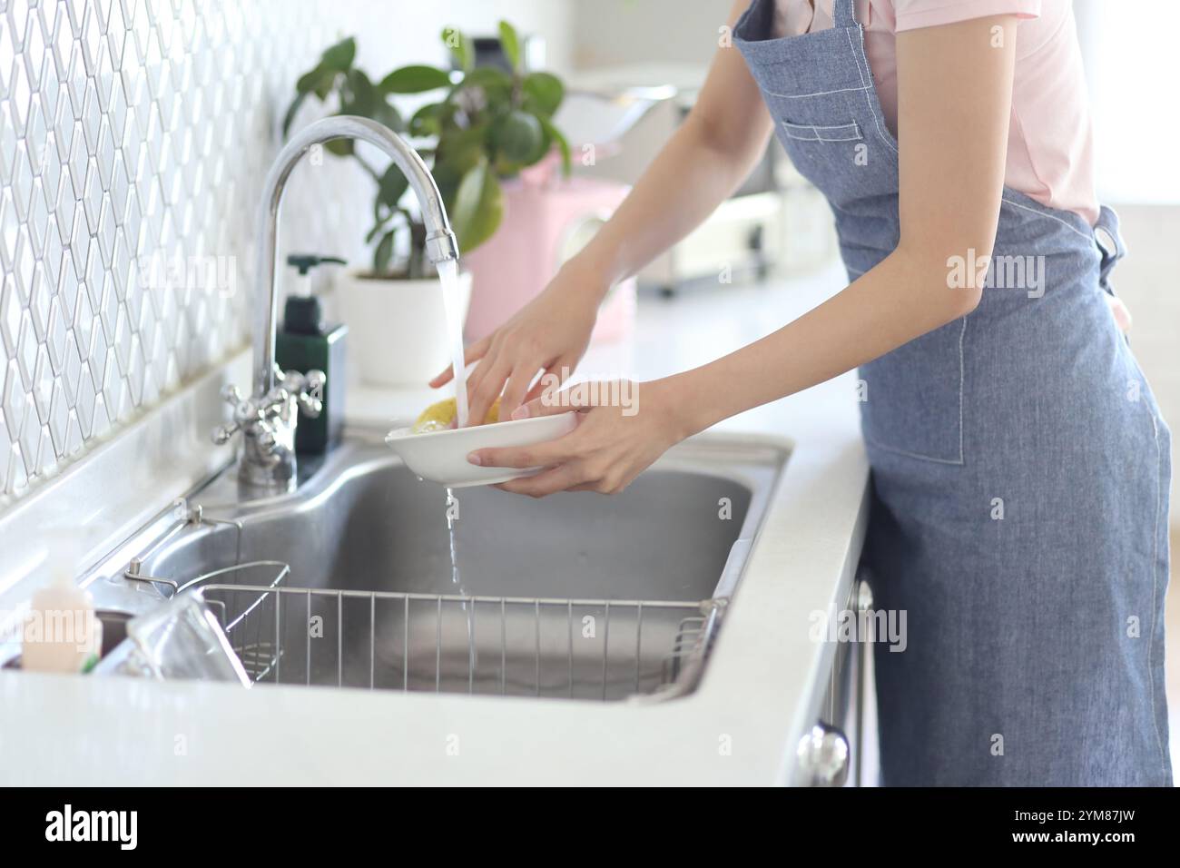 Woman washing dish hi-res stock photography and images - Alamy