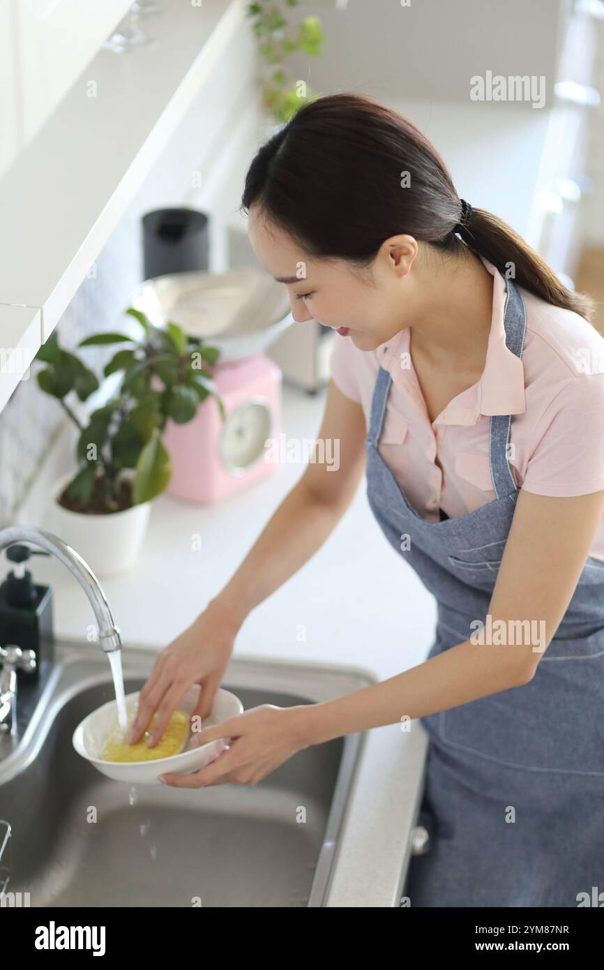 Woman washing dishes in the kitchen Stock Photo - Alamy