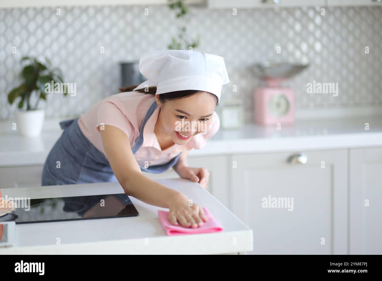 Woman kitchen cleaning hi-res stock photography and images - Alamy