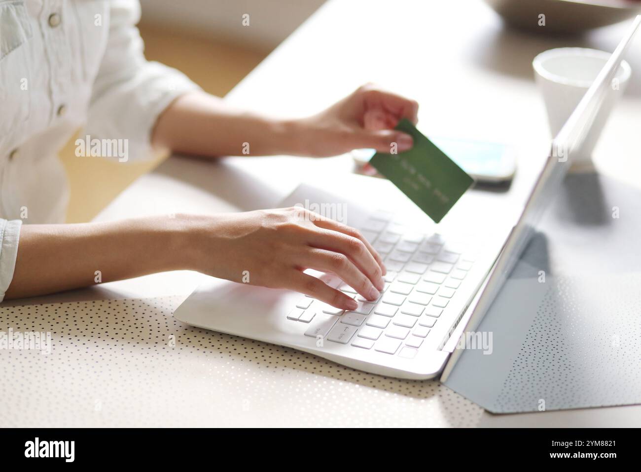 Japanese woman operating pc hi-res stock photography and images - Alamy